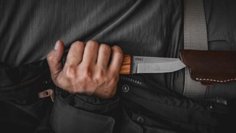 How to Carry a Fixed Blade Knife: Safe and Secure Tips